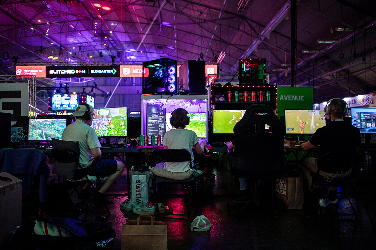 Who builds the most creative LAN shelf? - Glitched festival